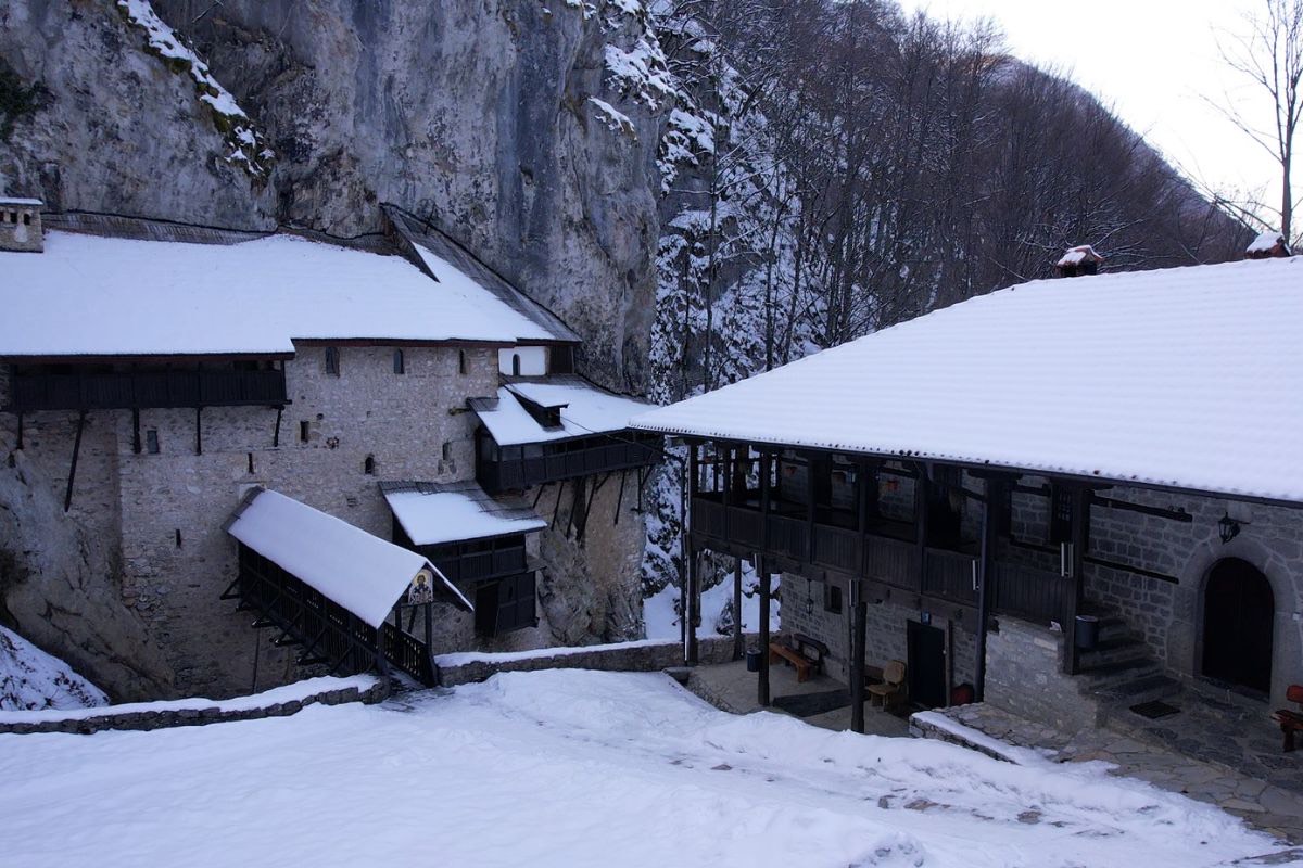 Priljubljen uz surovu liticu manastir Crna Reka pravo je čudo